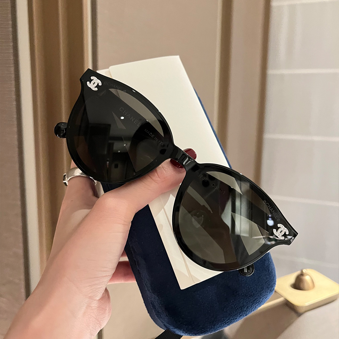 Chanel Double C logo with diamond Sunglass